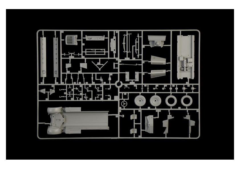 Italeri 6595 Sd. Kfz. 10 Demag D7 with 7,5 cm leIG 18 and crew